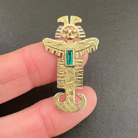 Pre-Colombian Tolima Tumi Emerald 18K Gold Brooch Pen… - Gem