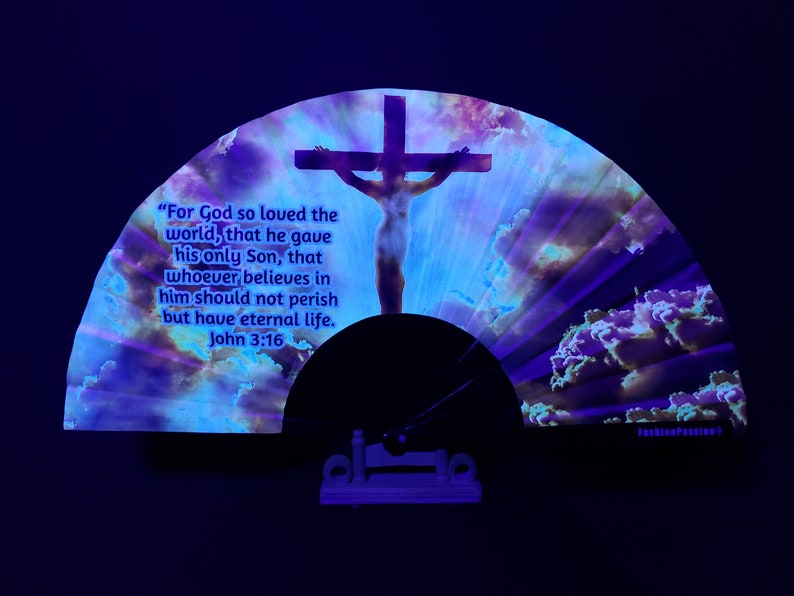 The Crucifixion of Jesus Hand Fan / 3D UV Glow Fan / Clacking - Etsy