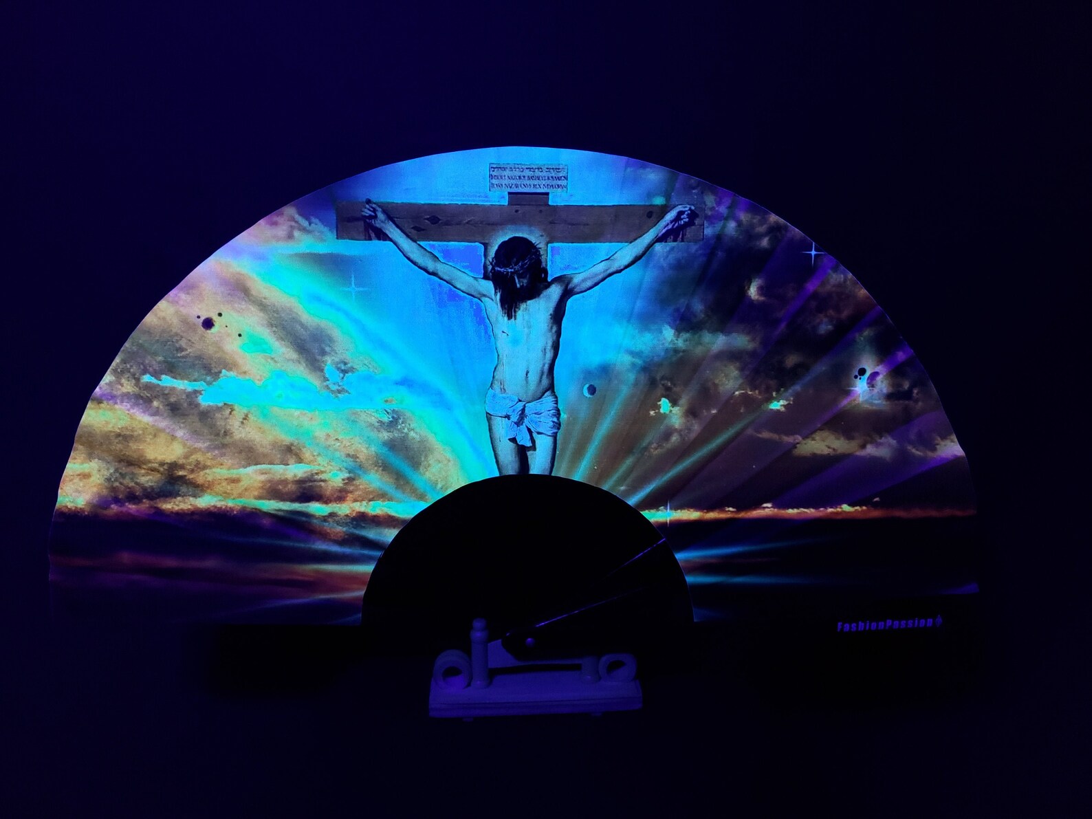 Jesus on the Cross Hand Fan / 3D UV Glow Fan / Clacking Fan / | Etsy