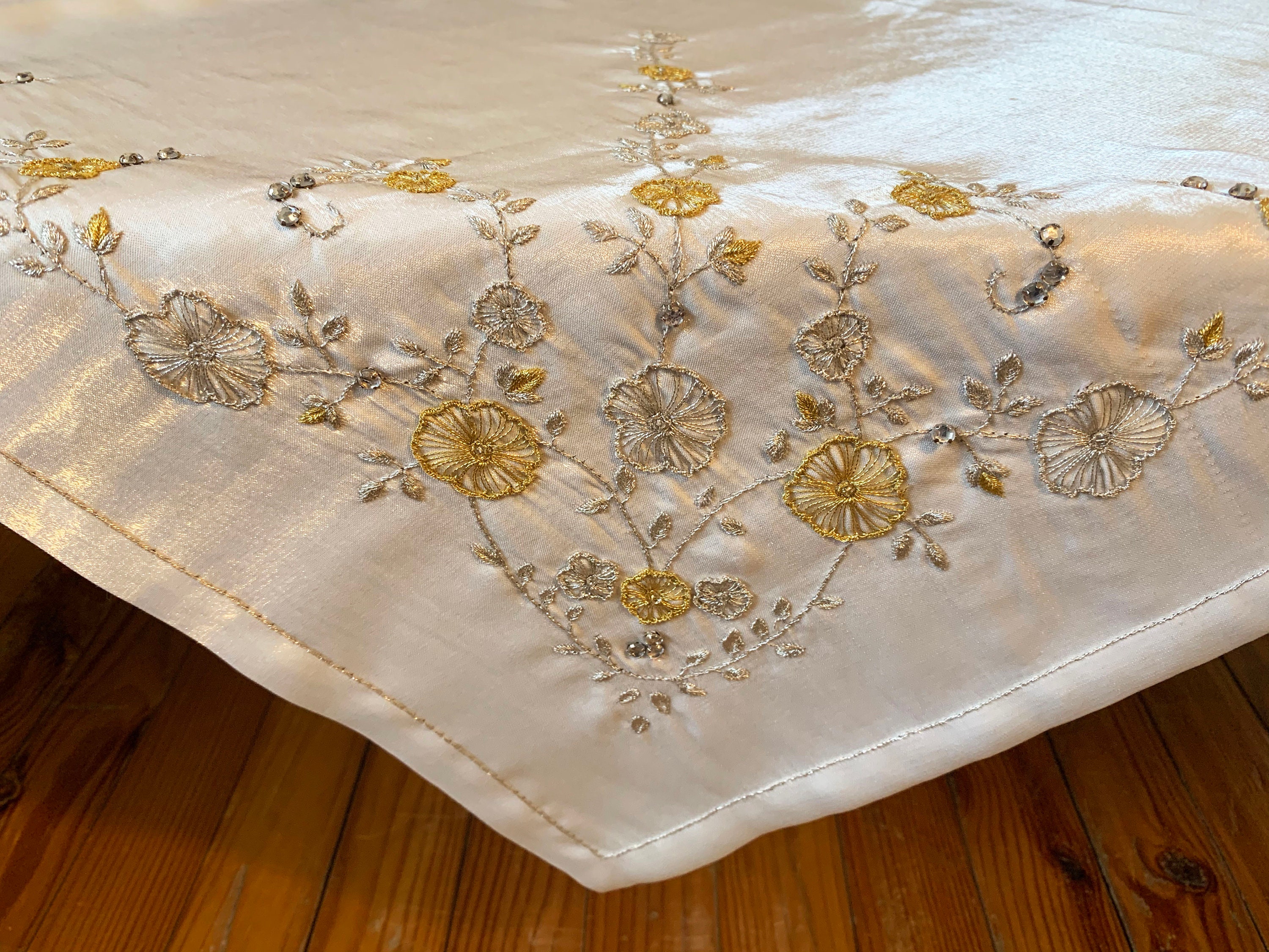 Floral Hand Embroidered Table Topper / Traditional Turkish - Etsy