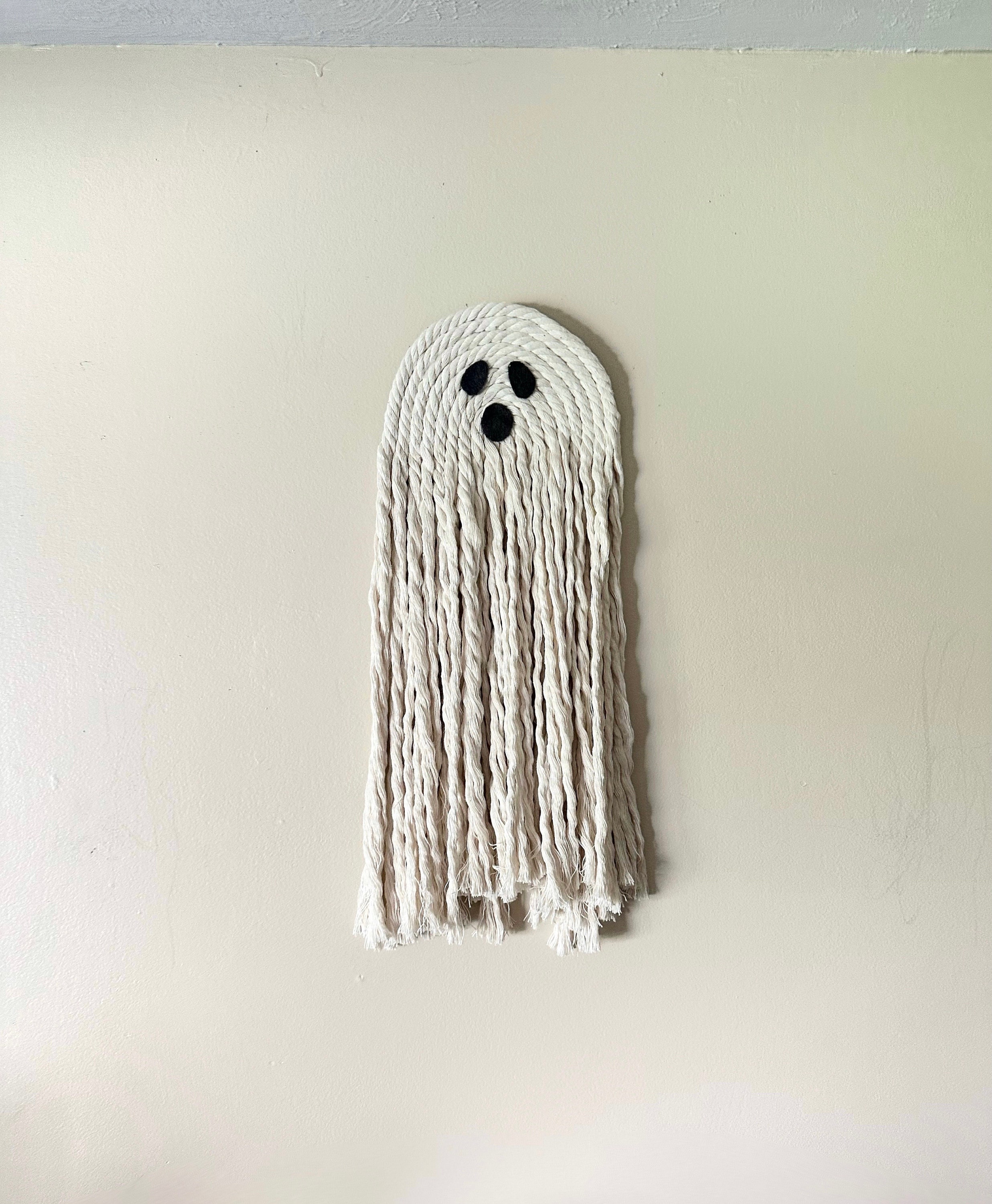 Small Macrame Ghost Wall Hanging, Wall Decor, Halloween Yarn Hanging ...
