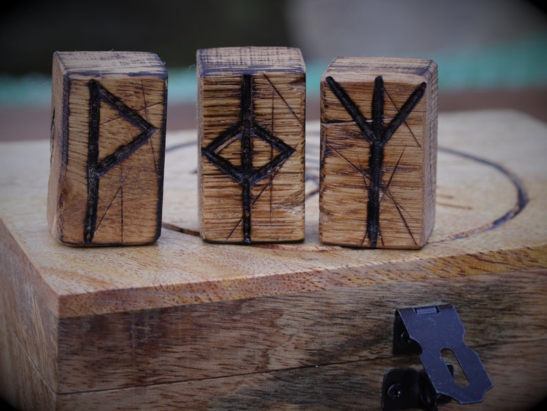 Runen Set Elder Nordische Runen aus hochwertigen Eichen-Holz. - Etsy.de