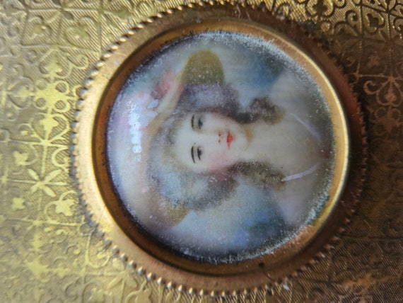 Vintage Apollo powder puff container. Gold metal. Vic… - Gem