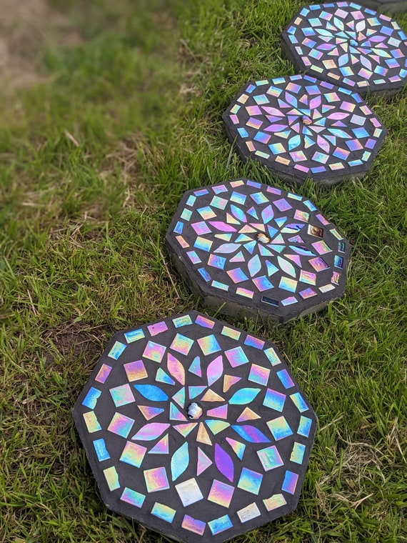 Making Mosaic Stepping Stone Tile How To Create A Pique Assiette
