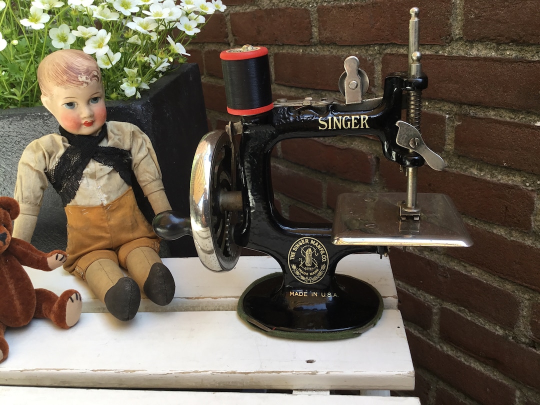Vintage Singer Sewing Machine - Miniature Toy - Made Around 1930's ...