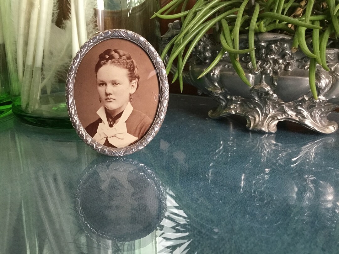 Small Oval Silver Photo Frame With Beautifully Decorated Edge and ...