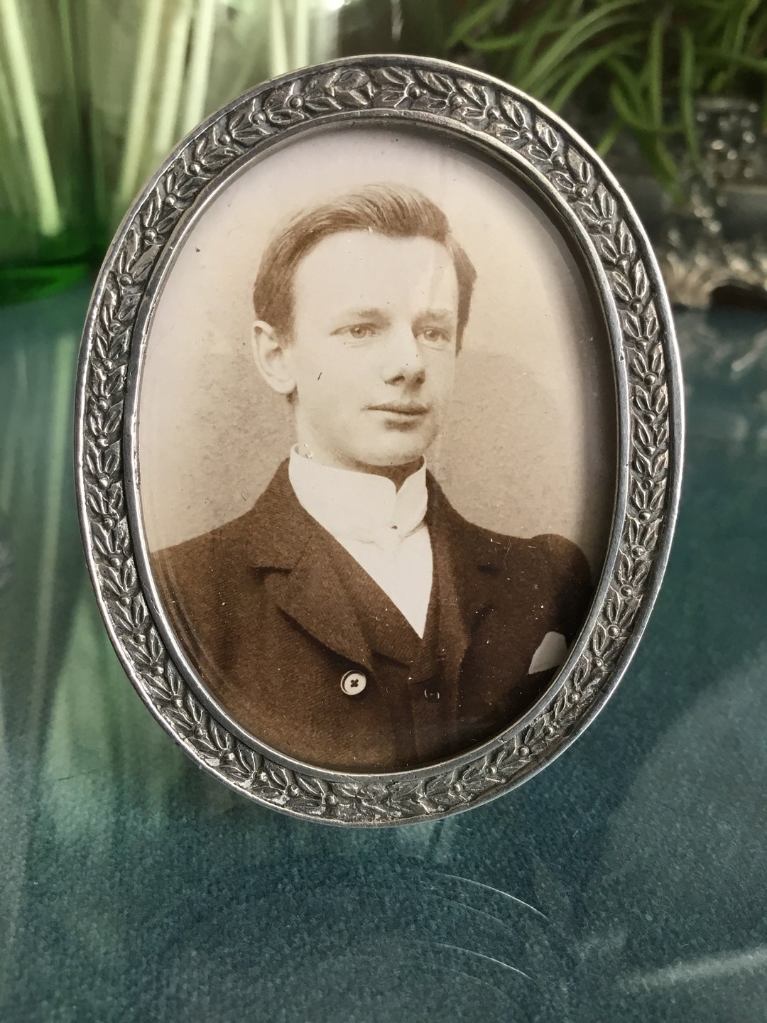 Small Oval Silver Photo Frame With Beautifully Decorated Edge and ...