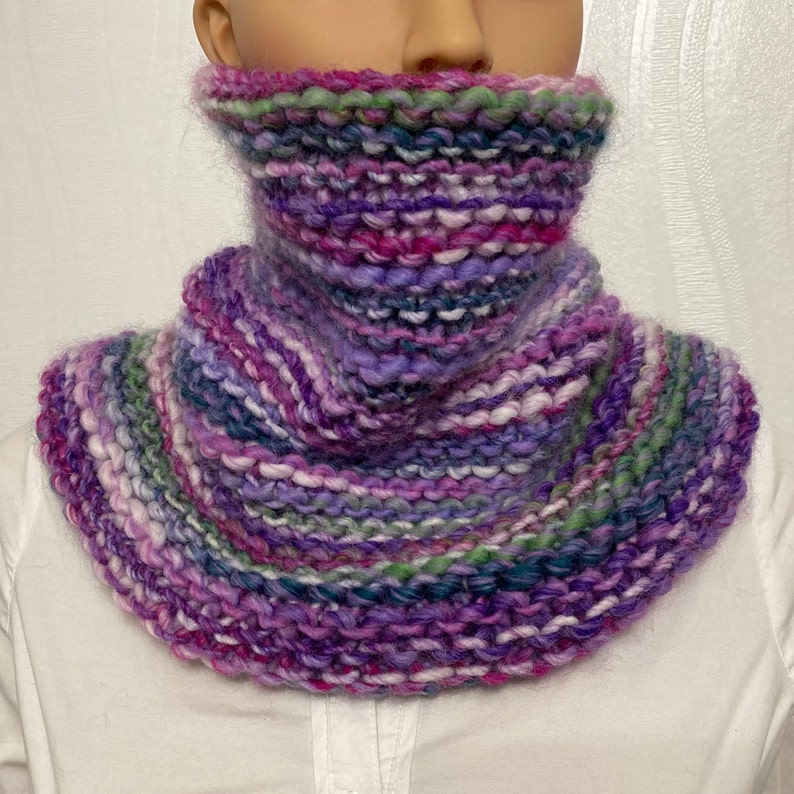 Loop Schal Damen gestrickt mehrfarbig. Kapuzenschal handgestrickt bunt. Schal Wolle gestrickt ...