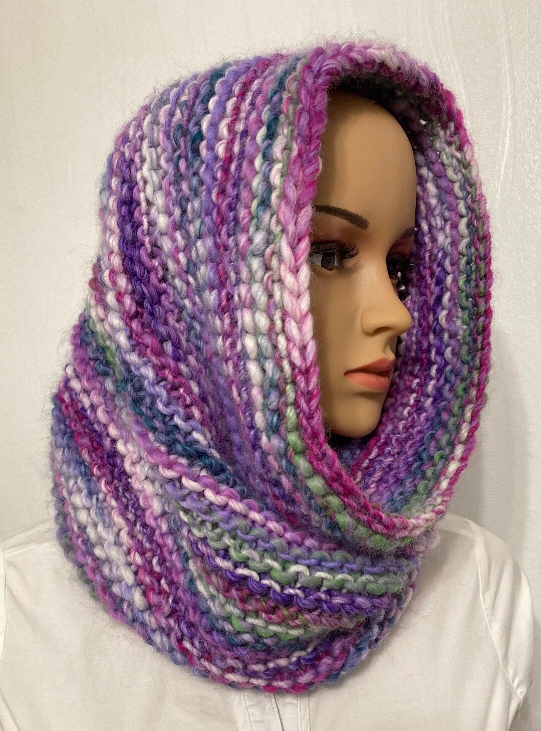 Loop Schal Damen gestrickt mehrfarbig. Kapuzenschal handgestrickt bunt. Schal Wolle gestrickt ...