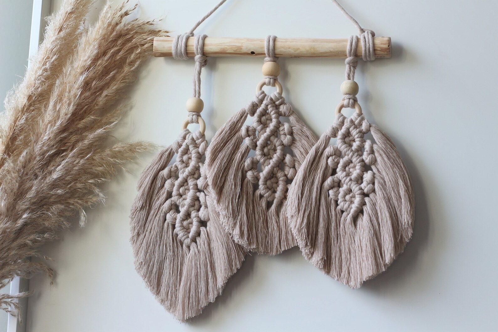 Makramee Feder mit Holzperlen und Holzringe I Wandbehang Wohndekor Boho ...