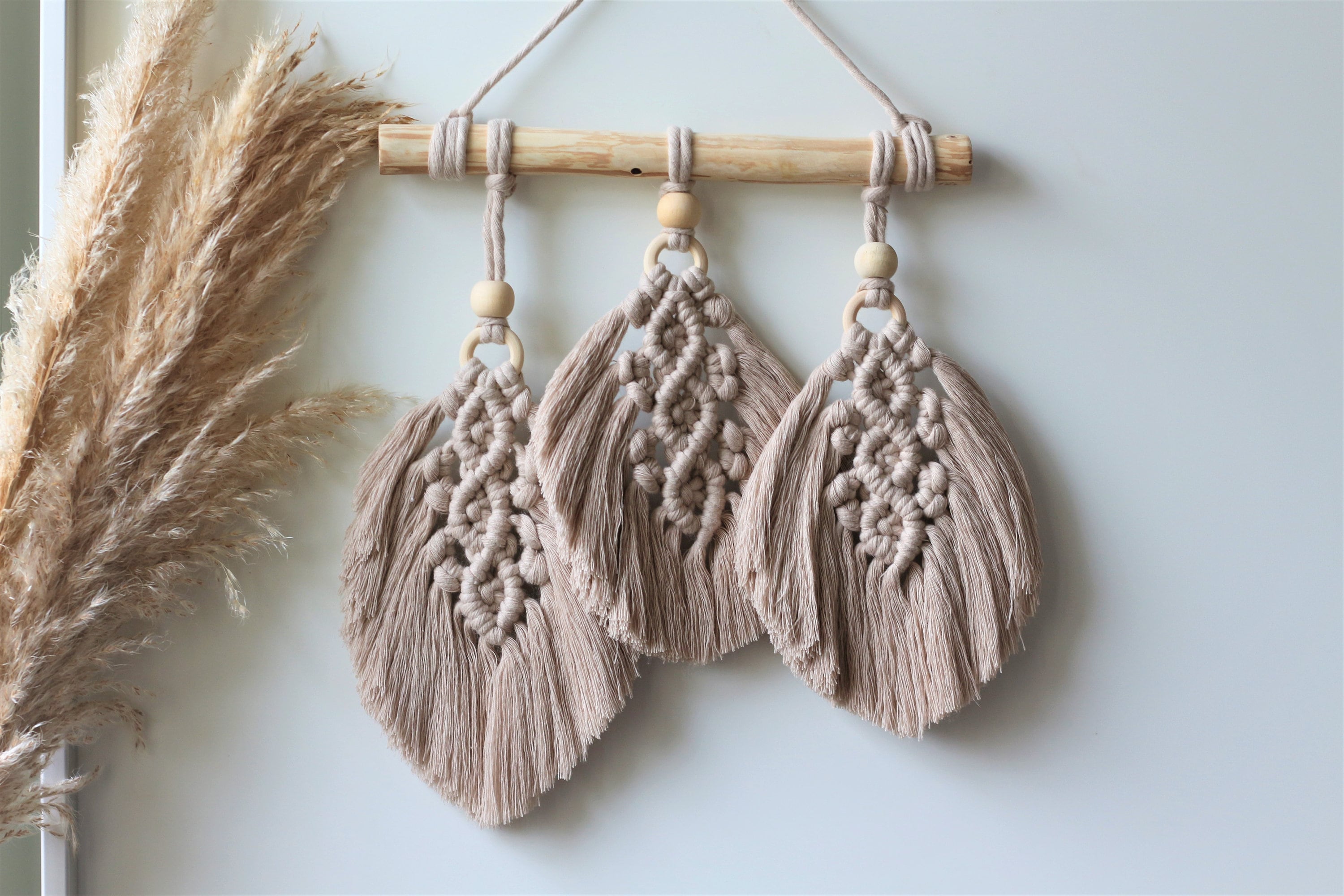 Makramee Feder mit Holzperlen und Holzringe I Wandbehang Wohndekor Boho ...