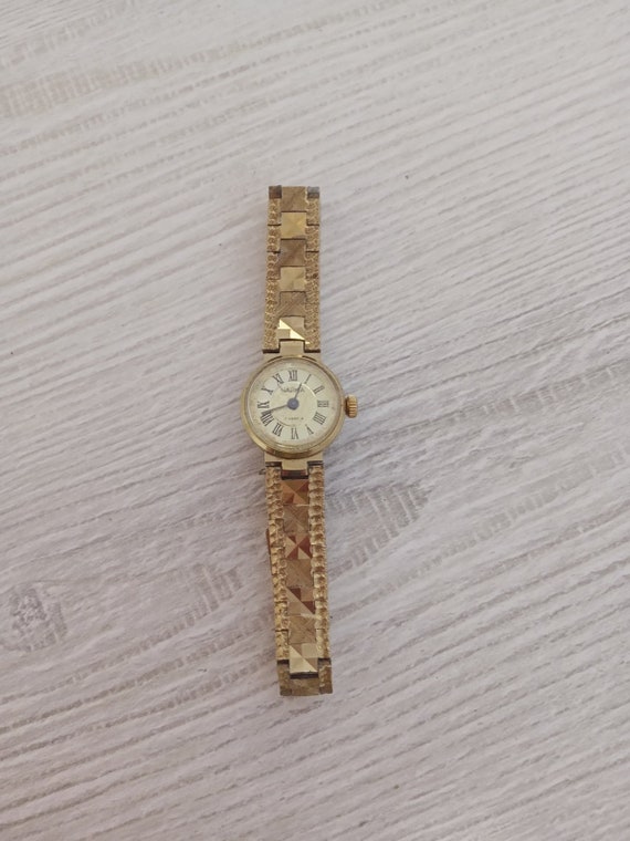 Women's watch gilded Chaika. Look at the woman's hand… - Gem