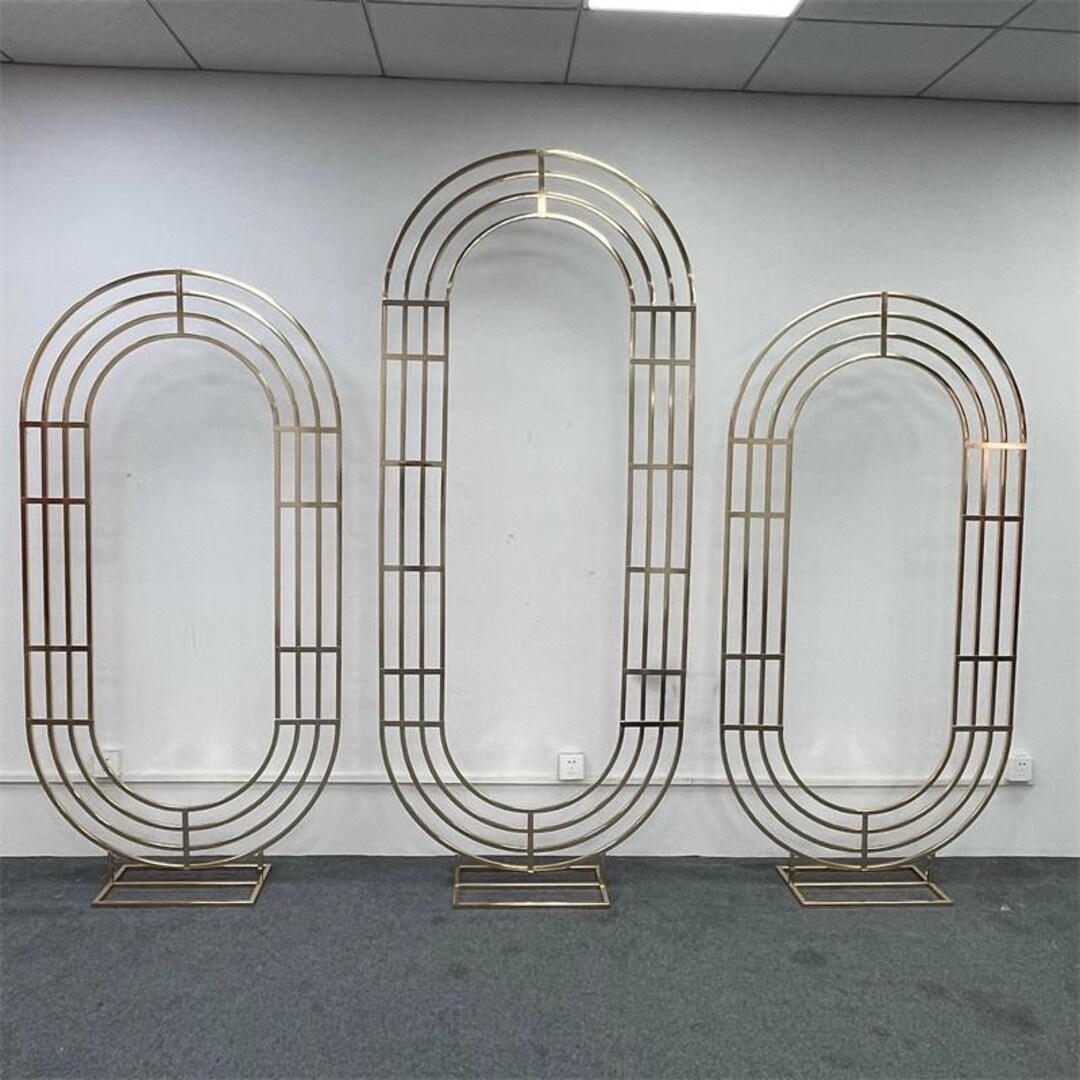 Marco ovalado dorado brillante con fondo de hierro para boda, arco de ...