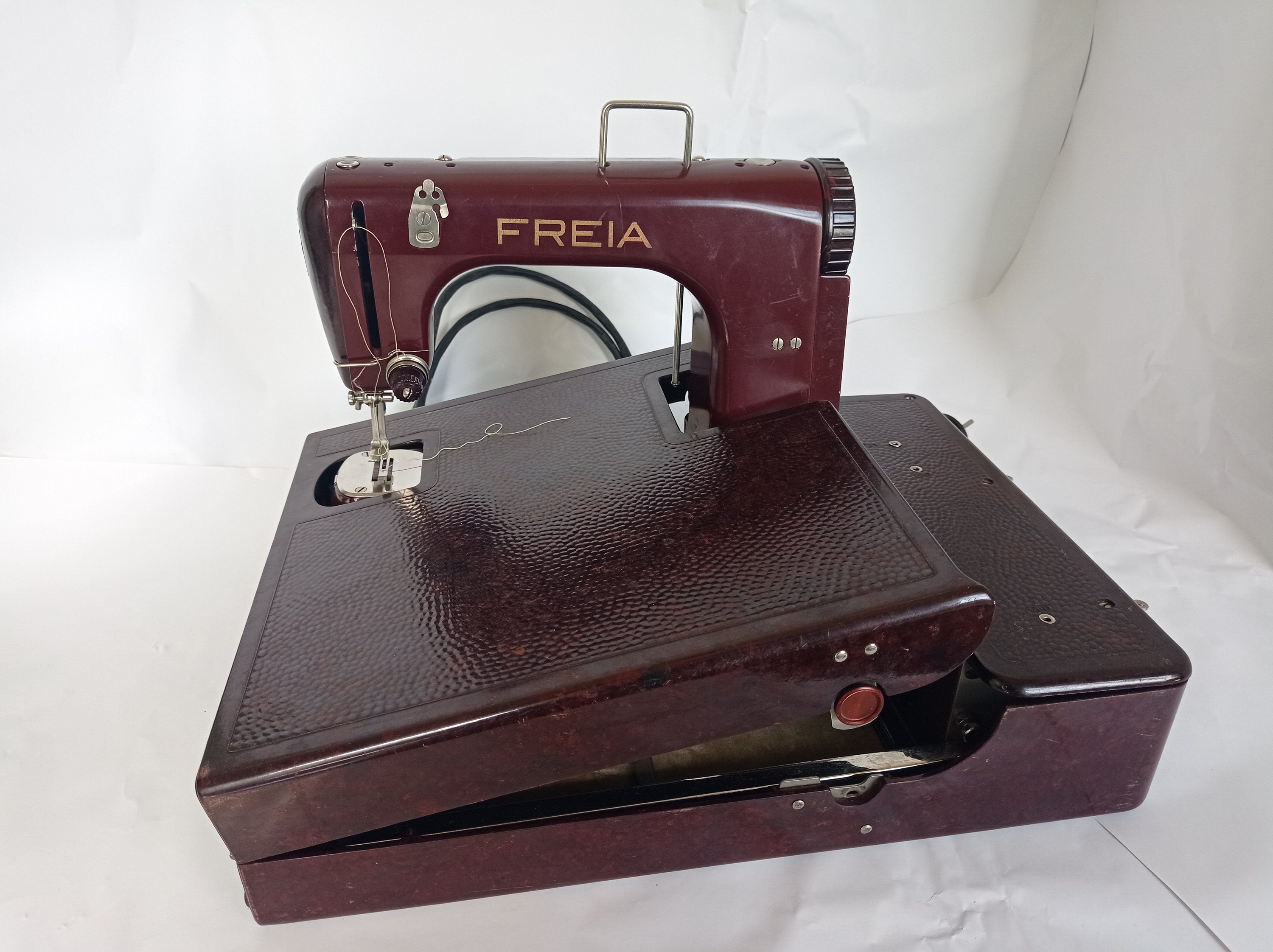 Vintage Sewing Machine FREIA, Portable Sewing Machine, Machine à Coudre ...