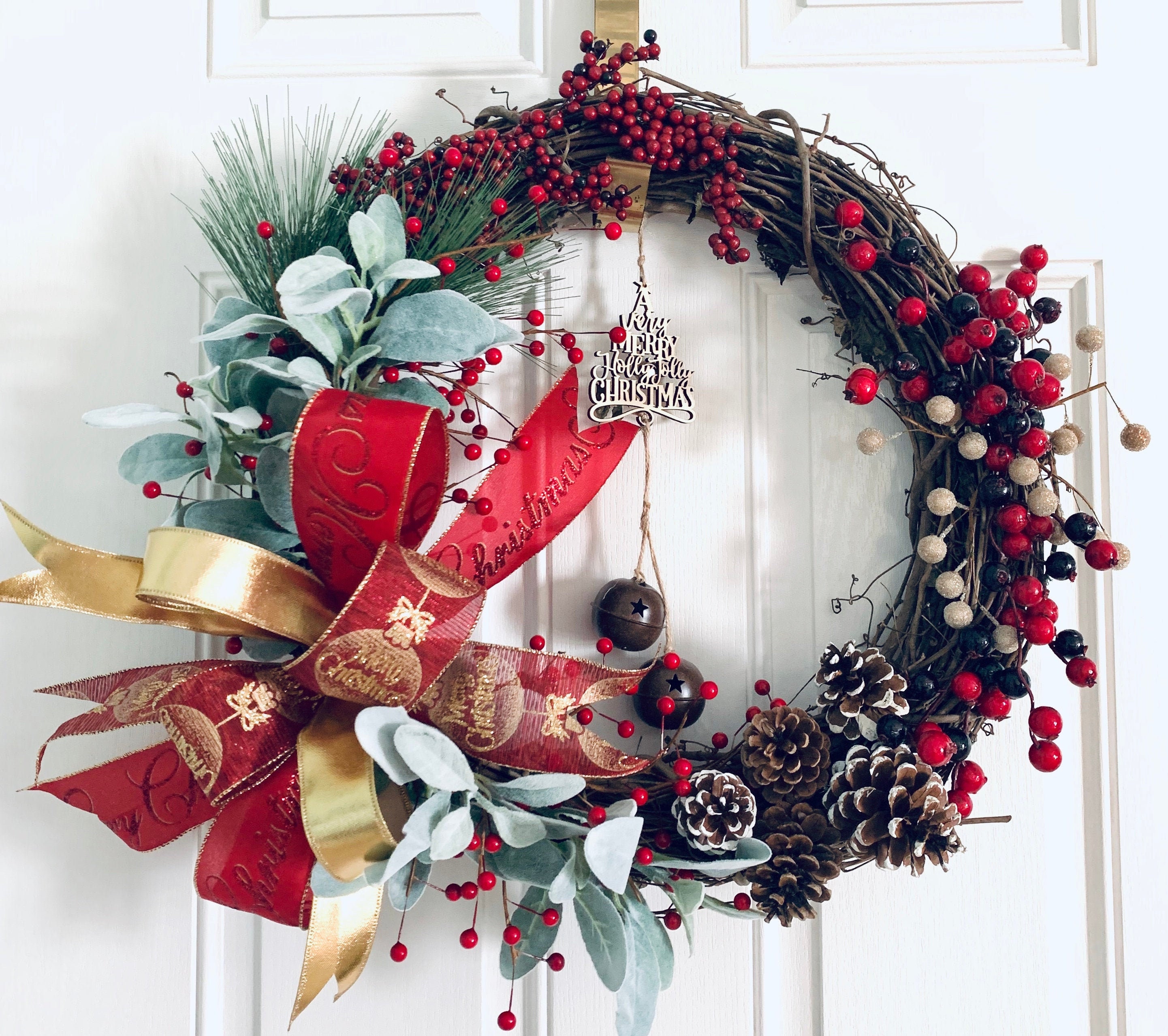 Corona de Navidad rústica con vegetación bayas y cinta | Etsy