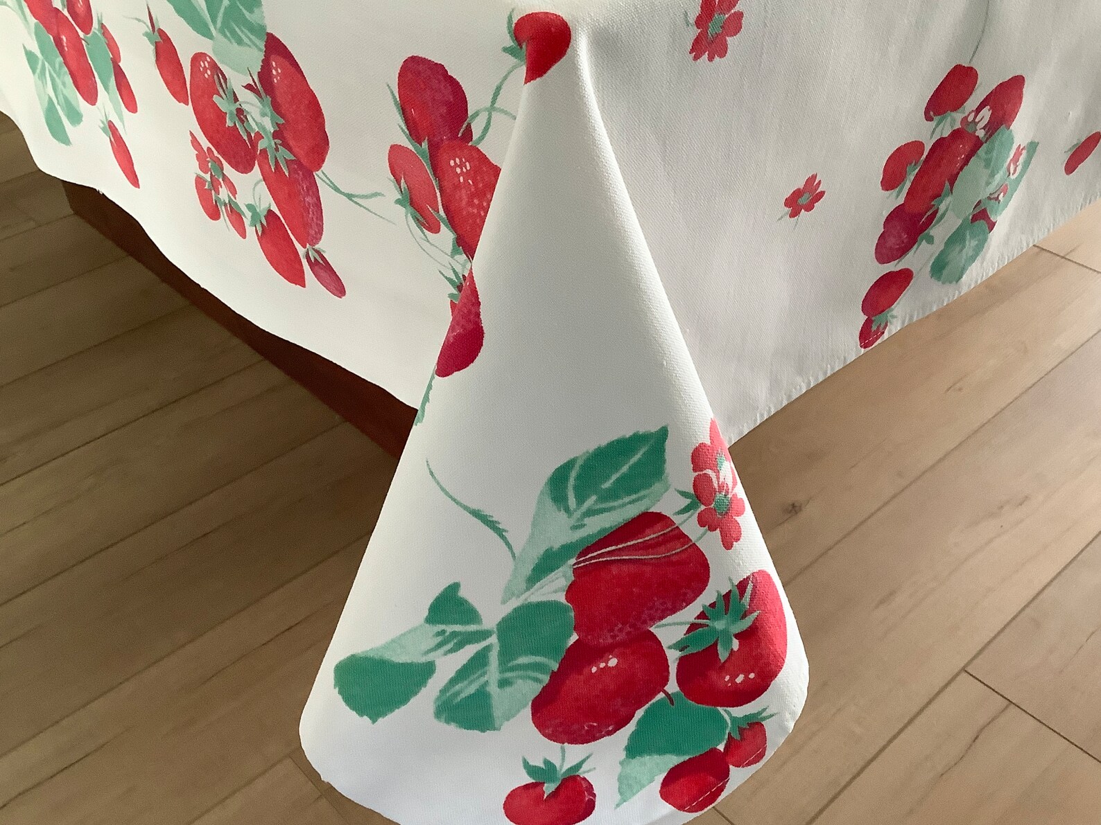 Sweet Juicy Strawberries Tablecloth Rosy Red Berries White Blossoms ...