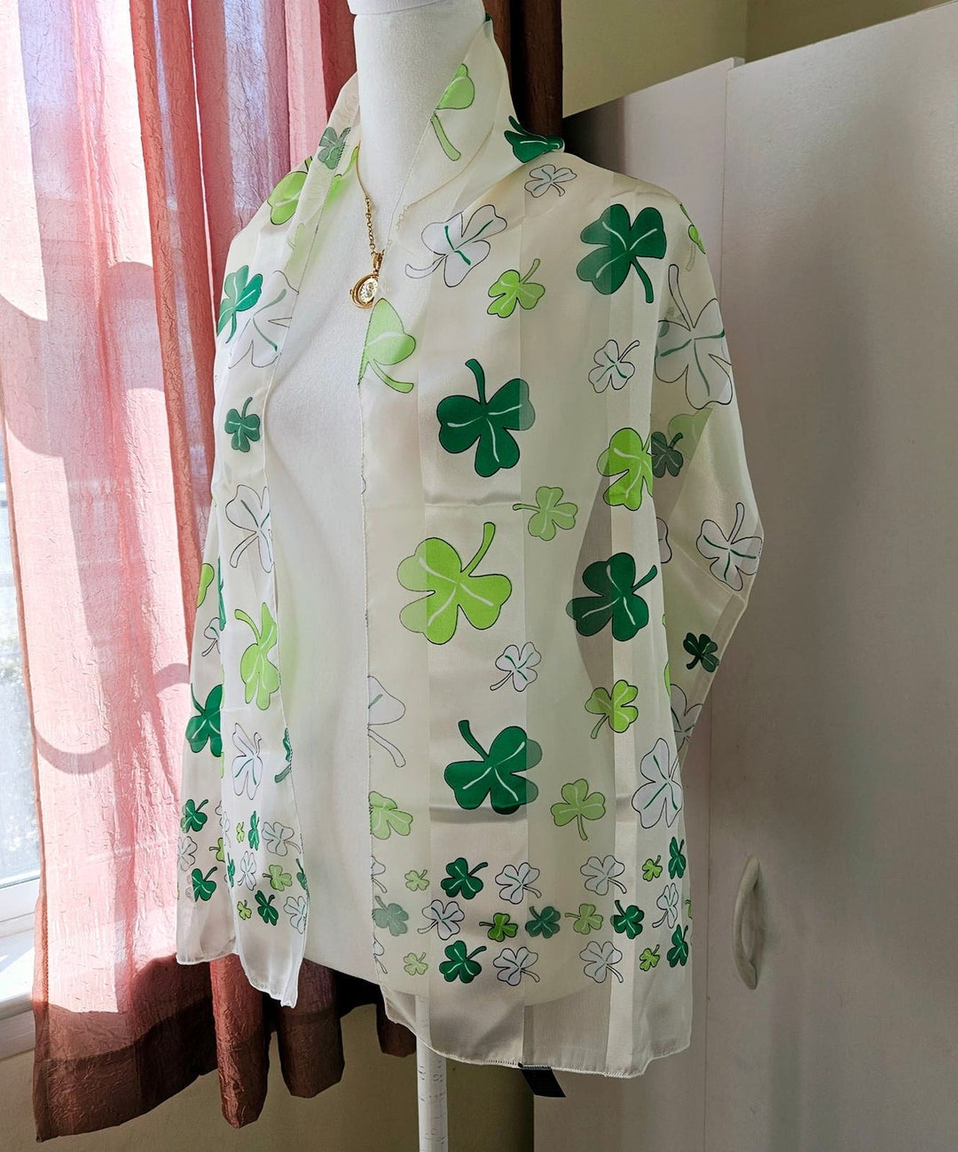 5813 Animated Green Shamrocks and Clover Leaves on White Background - Etsy