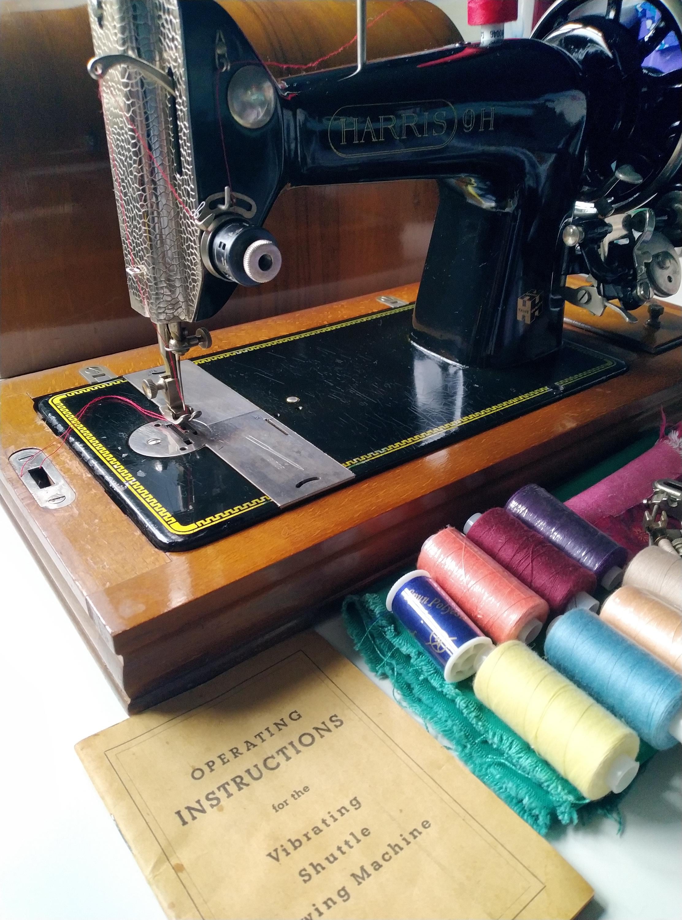 Vintage Harris 9H Vibrating Shuttle Sewing Machine 1950 Hand Crank ...