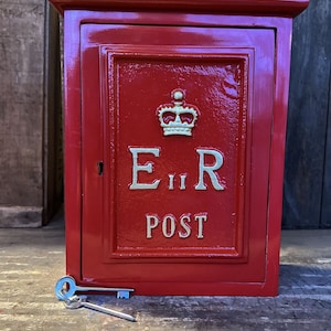Royal Mail Wall ER Postbox Letter Box Queen Elizabeth Tribute Post Box ...