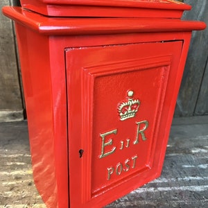 Royal Mail Wall ER Postbox Letter Box Queen Elizabeth Tribute Post Box ...