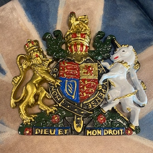 Royal Coat of Arms Queens Memorial Painted Plaque Royal Crest Wall ...