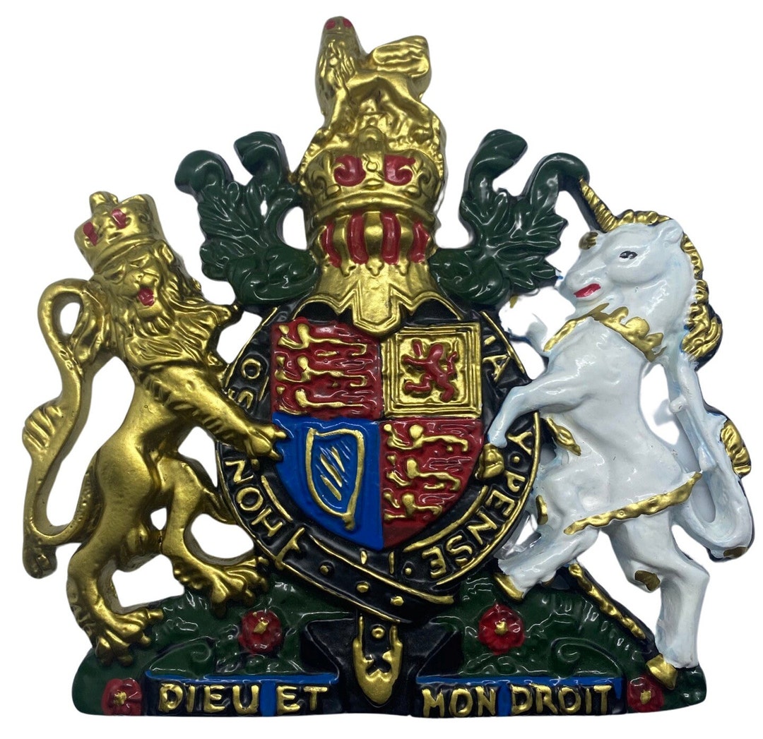 Royal Coat of Arms Queens Memorial Painted Plaque Royal Crest Wall ...