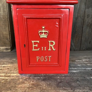Royal Mail Wall ER Postbox Letter Box Queen Elizabeth Tribute Post Box ...