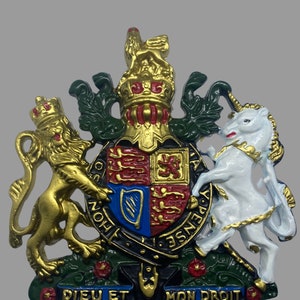 Royal Coat of Arms Queens Memorial Painted Plaque Royal Crest Wall ...
