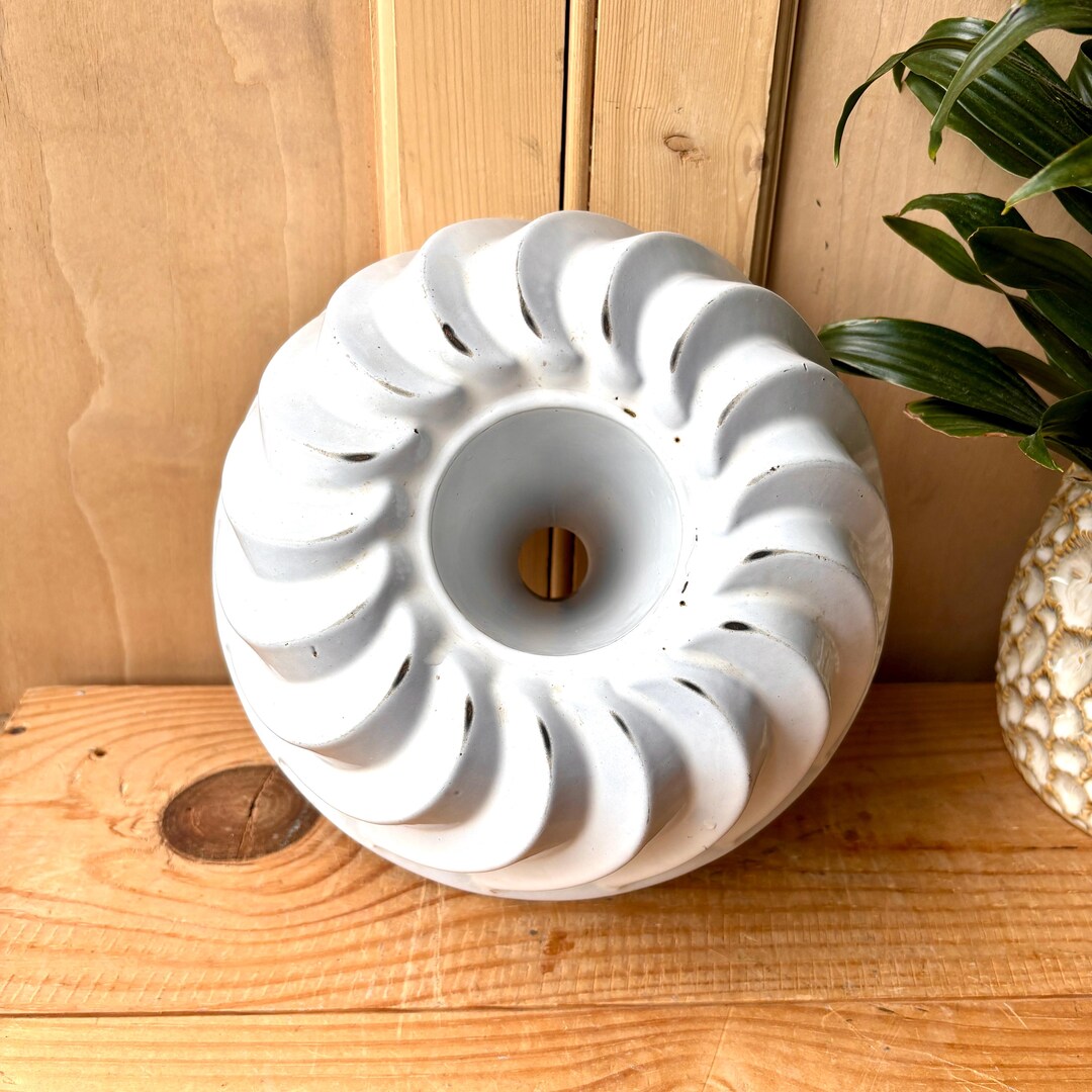 Vintage White Enamel Large Bunt Tin, White Enamel Tin, Decorative ...