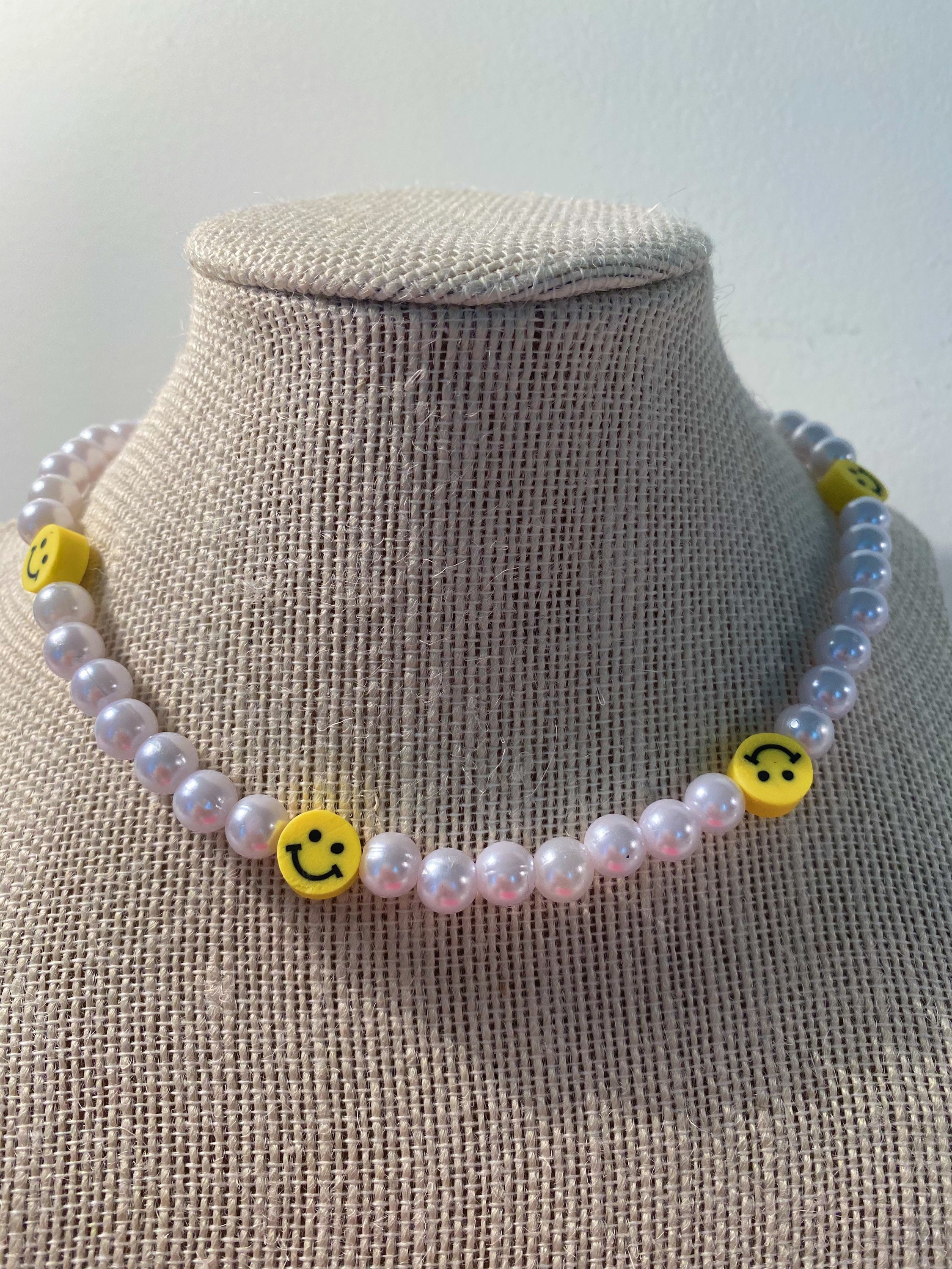 Collar de perlas y smiley - Etsy España
