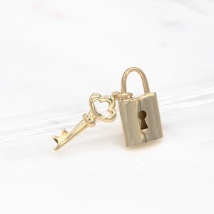 14 Karat Yellow Gold Padlock and Key Pendant - Etsy