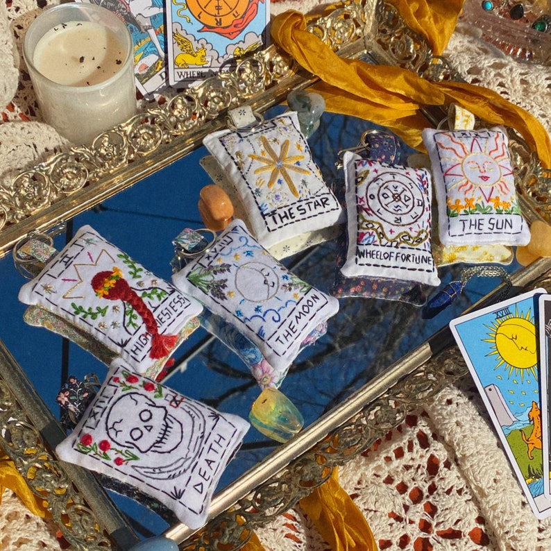 Embroidered Tarot Keychain Witchy Spiritual Design Tarot Card ...