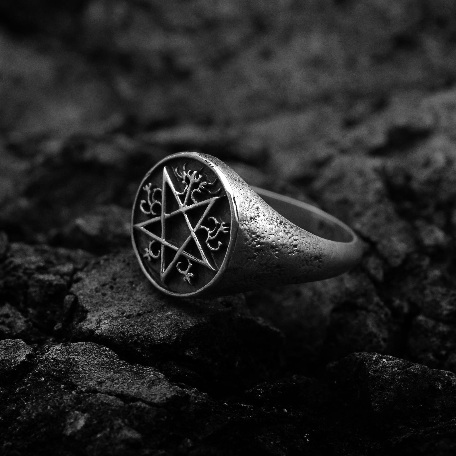 Pentagram Hell Signet Ring - Etsy