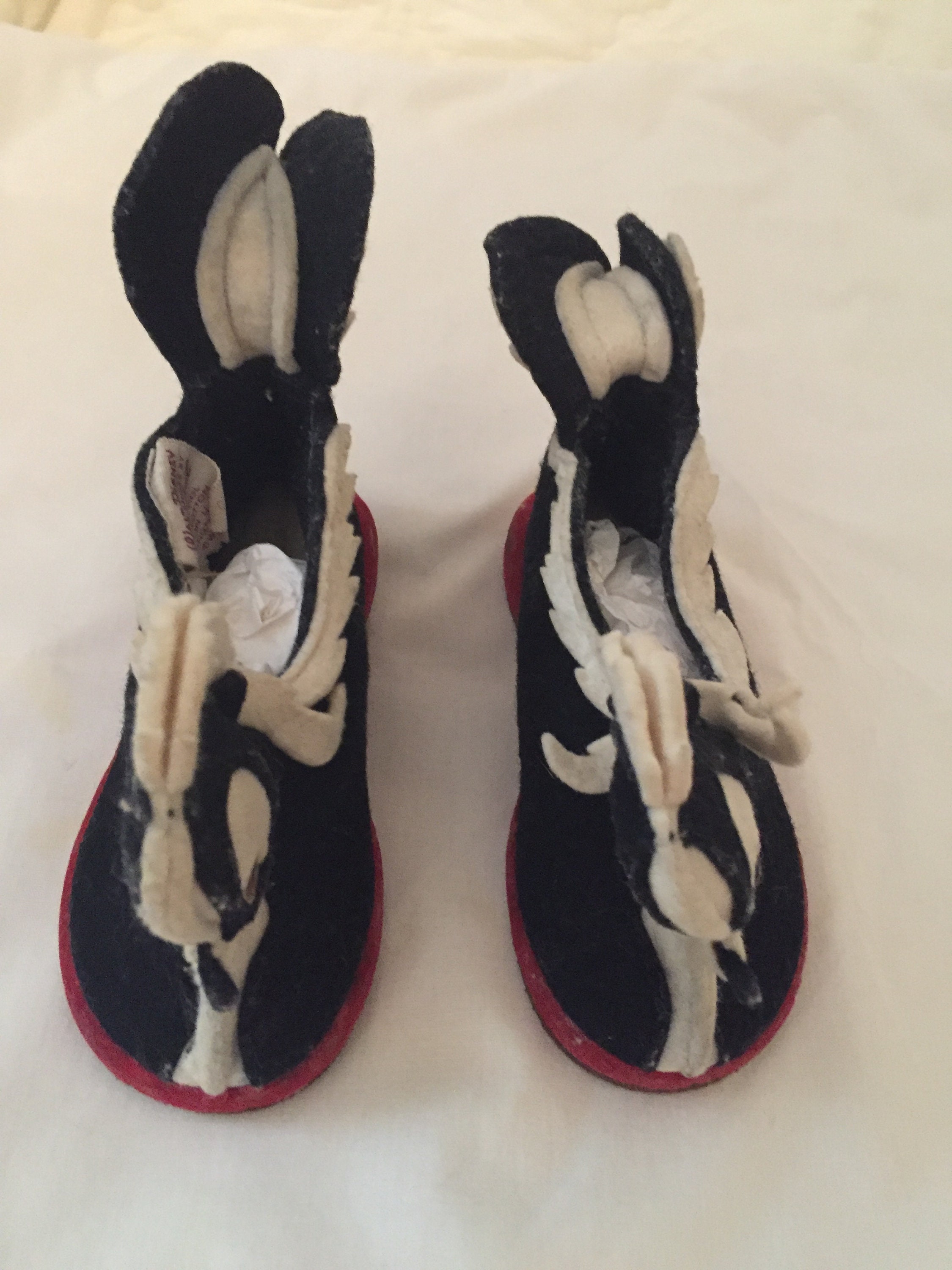 Flower the Skunk Slippers - Etsy Denmark