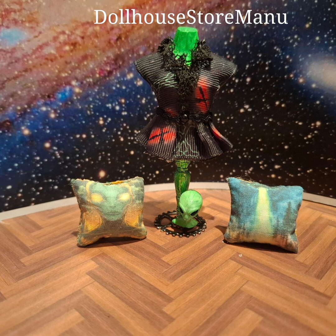 Dollhouse Science-fiction Mannequin, Miniature Pillow With Alien, 1:12 ...