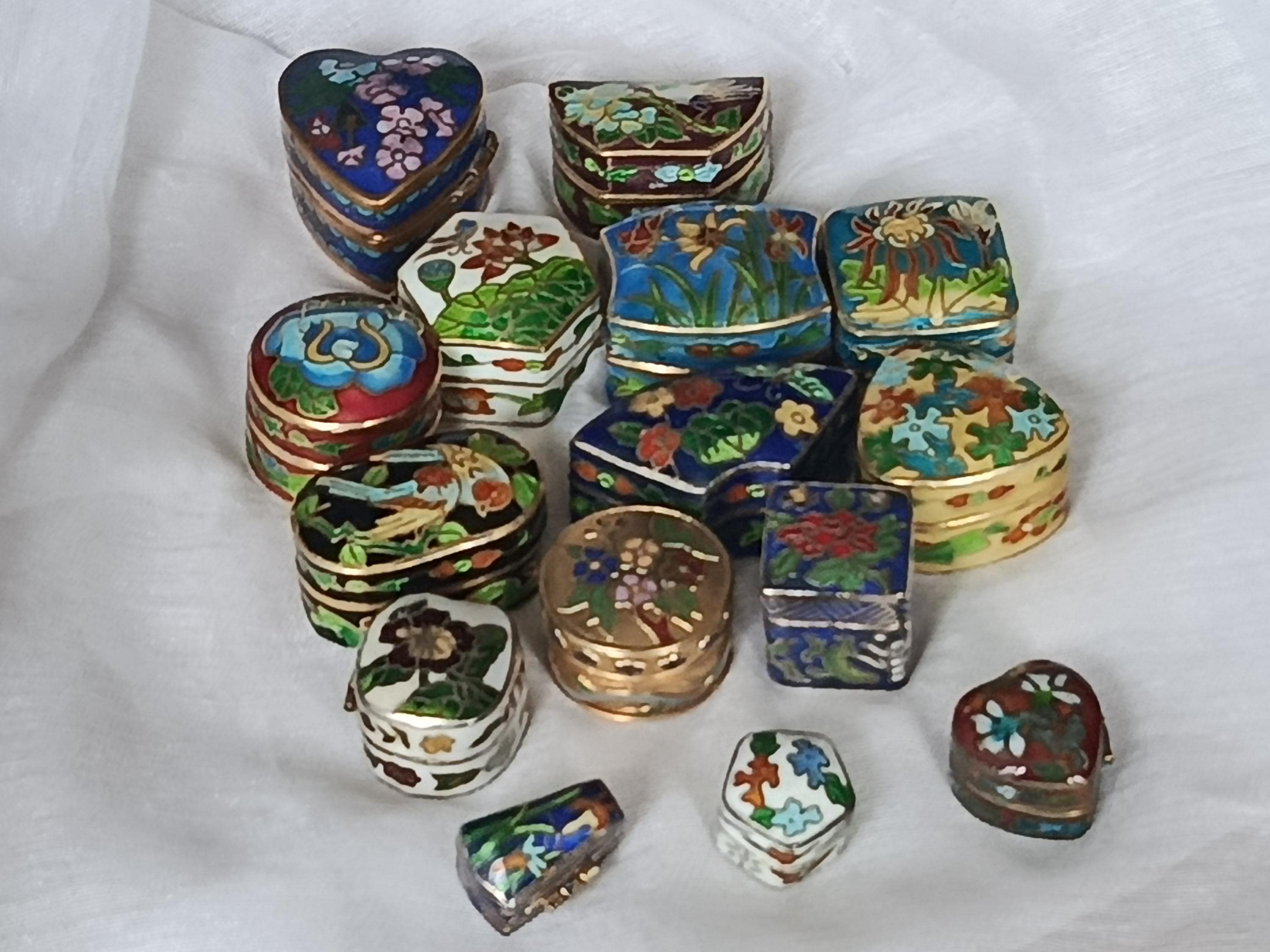 Vintage Chinese Cloisonné Pill Box – Handcrafted Enameled Bronze Mini ...
