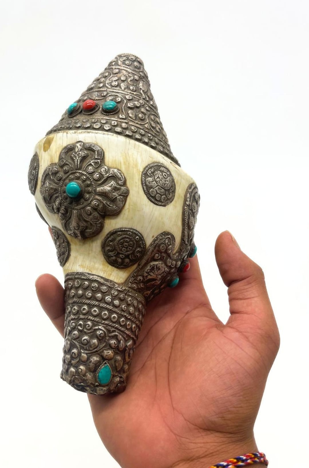 Antique Piece Sankha - Sankha With Encraved Dsigns and Moonga - Symbol ...