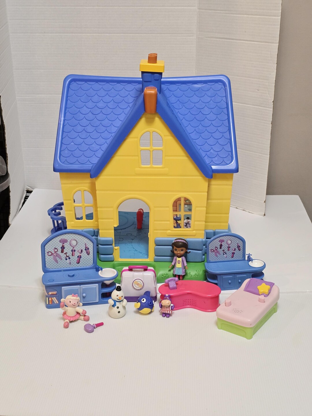 Disney Junior Doc Mcstuffins Clinic Playhouse Set With Figurines - Etsy