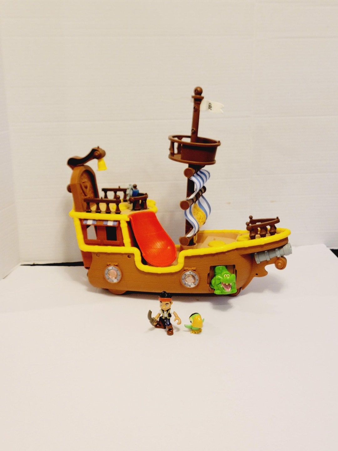 Disney's Jake and the Neverland Pirates Musical Bucky Talking Pirate ...