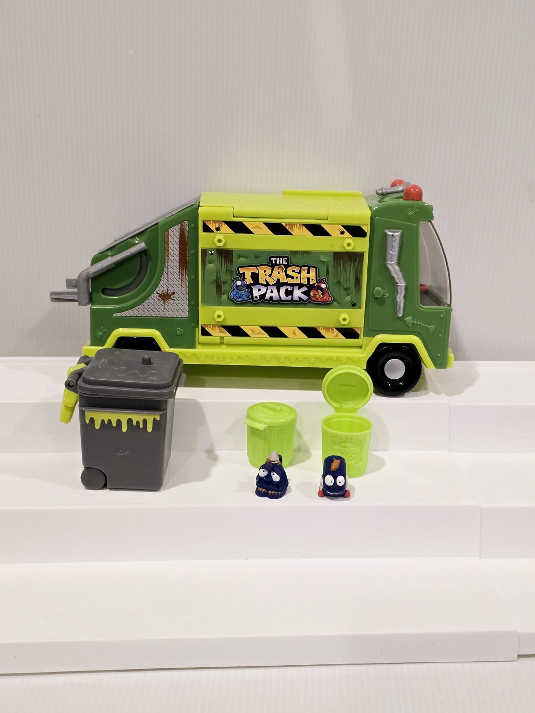 The Trash Pack Moose Toys Garbage Truck W/ Trash Can exclusive Trashies ...