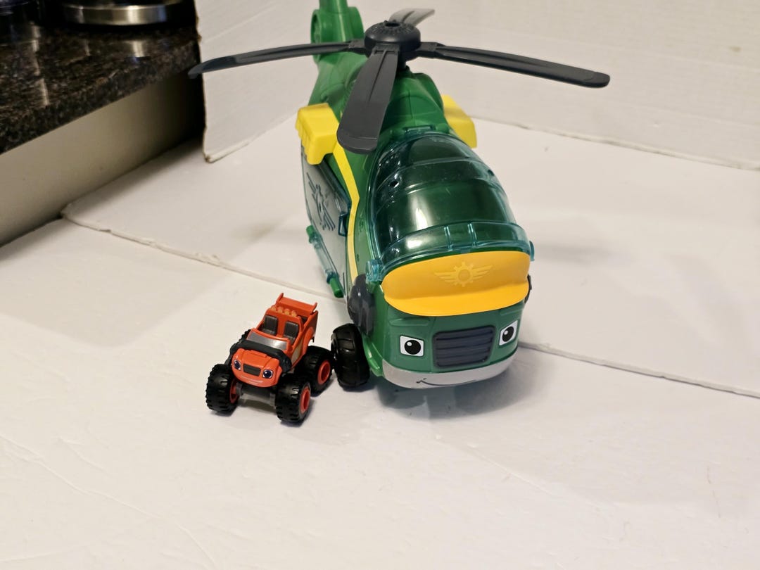 Blaze and the Monster Machines Monster Copter Swoops Playset With Pilot ...