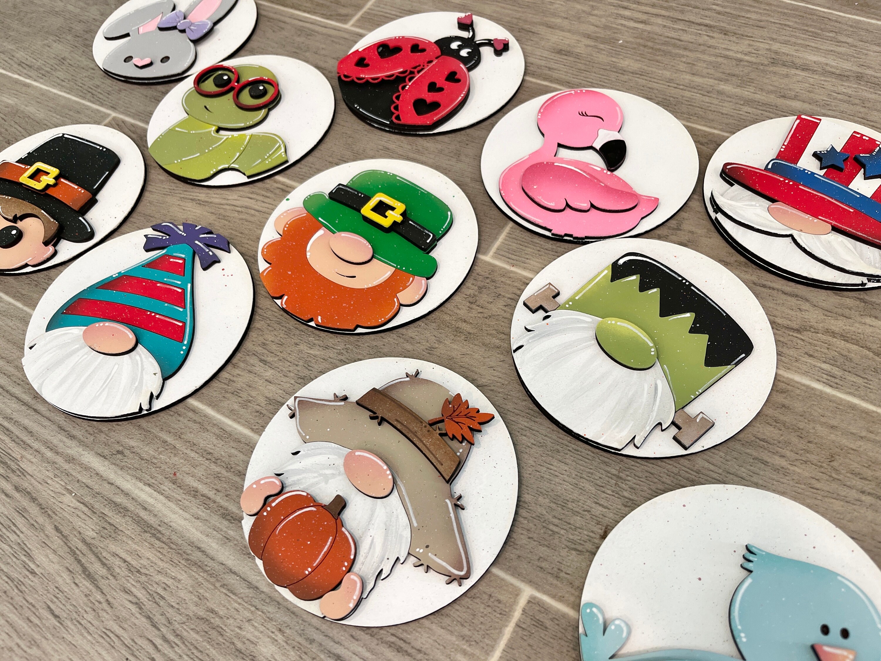 Holiday Faces Round Interchangeable Leaning Sign File SVG, Leaning ...