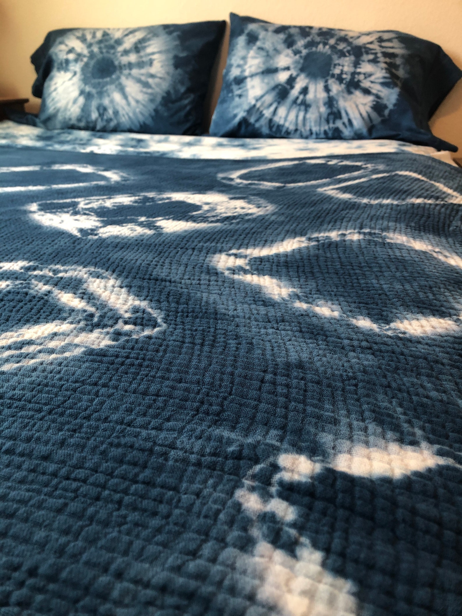 ENSO Muslin Gauze Throw Blanket in INDIGO Shibori Hand Dyed - Etsy