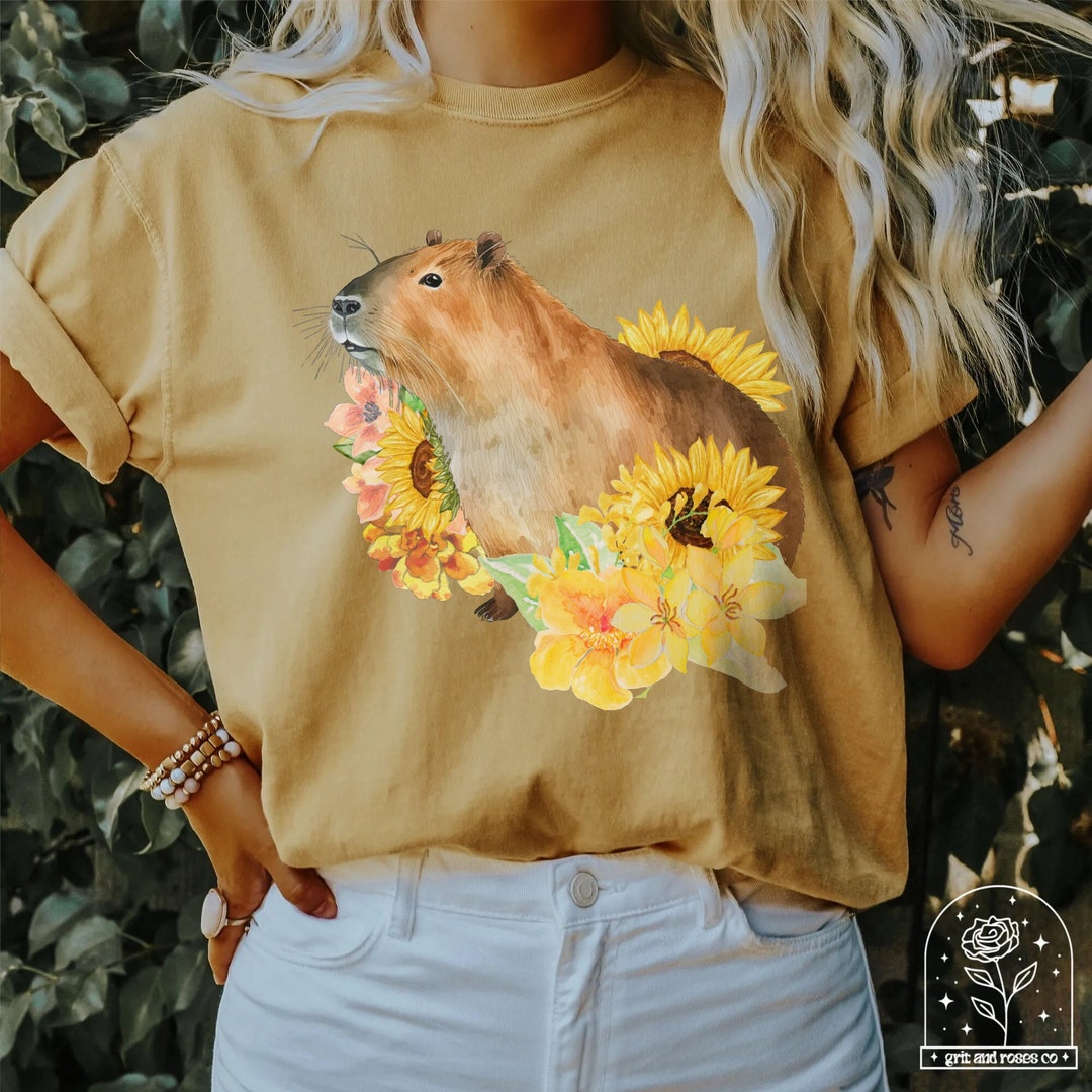 Linda camisa de capibara Capibara en flores camiseta Capibara amantes ...