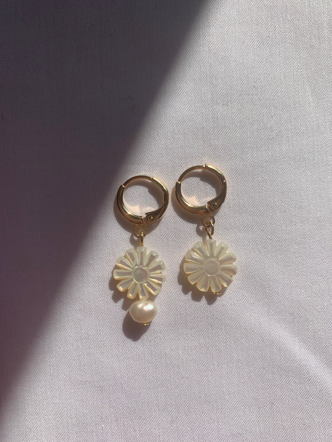 DAISY Hoops / Creoles With Daisy Pendant Made of Mother of Pearl - Etsy