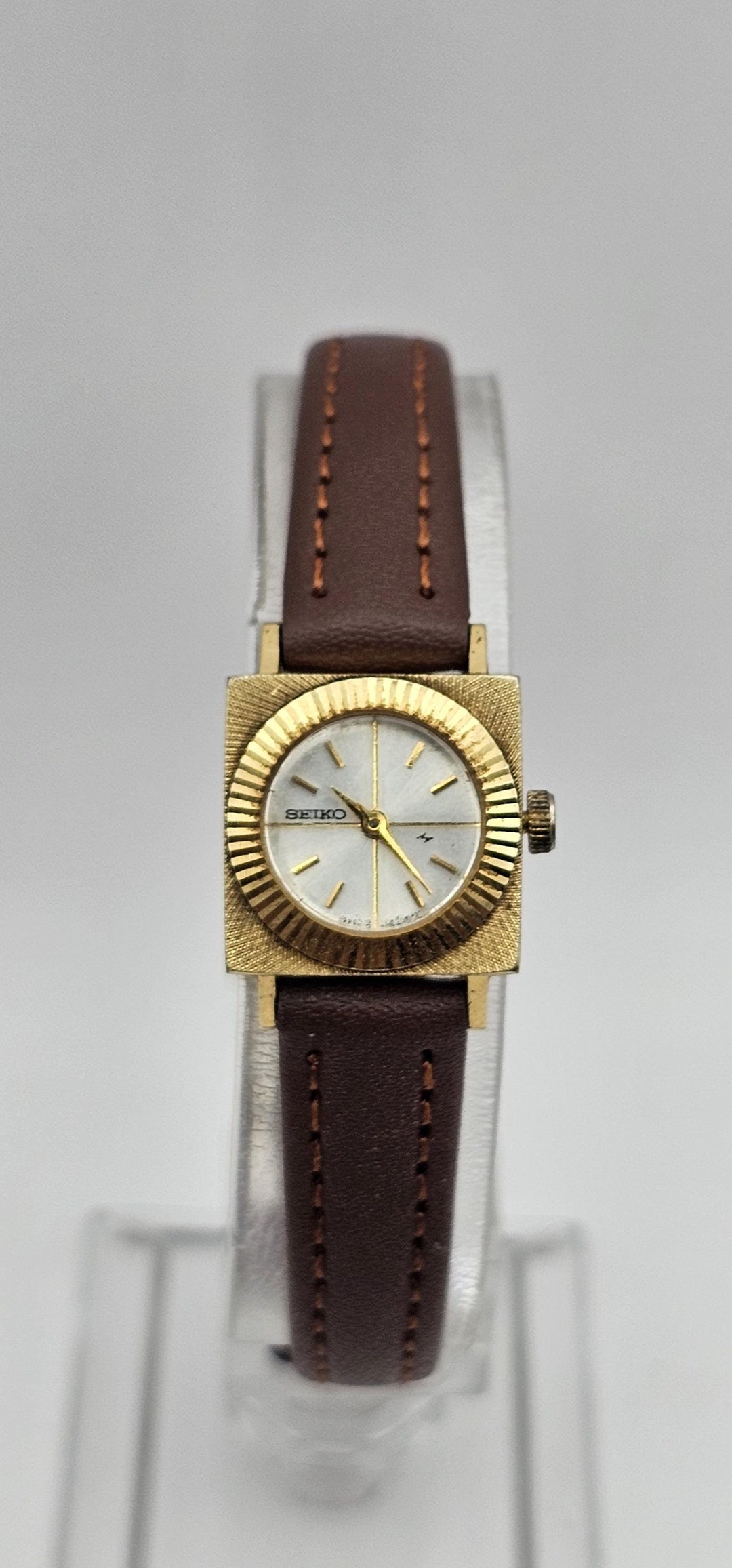 A Vintage Classic Ladies Seiko Square Face Wind up Watch 18-7100 Gold ...