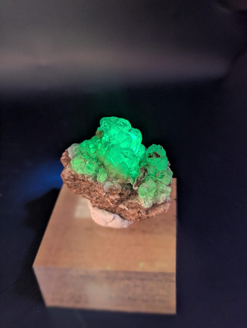 Hyalite Opal Specimen, UV Reactive Minerals, Fluorescent Crystals - Etsy
