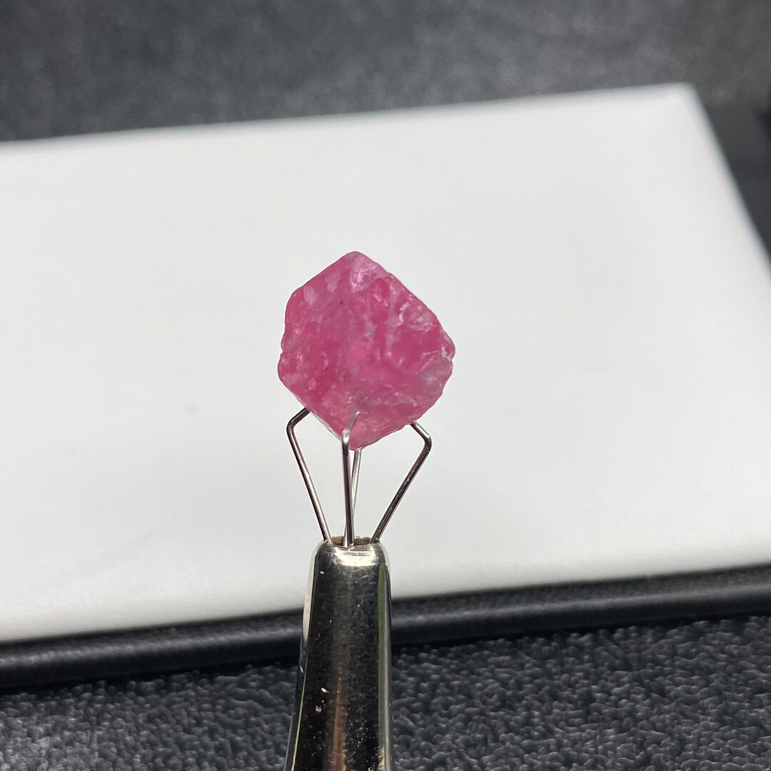 Natural Lights Red Rare Spinel Rough/ Natural Light Red Spinel Crystal ...