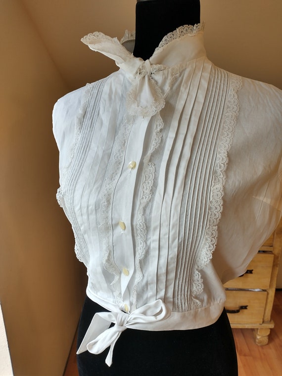Midcentury white sleeveless Victorian blouse, lace, b… - Gem