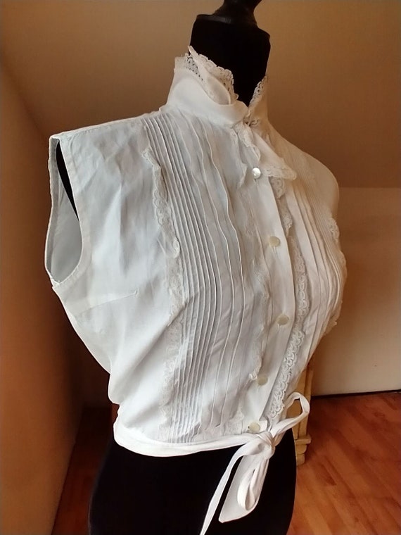 Midcentury white sleeveless Victorian blouse, lace, b… - Gem